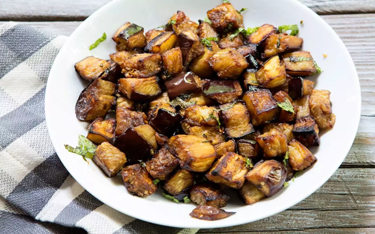 Gebakken aubergines in blokjes | Een erg lekker bijgerecht