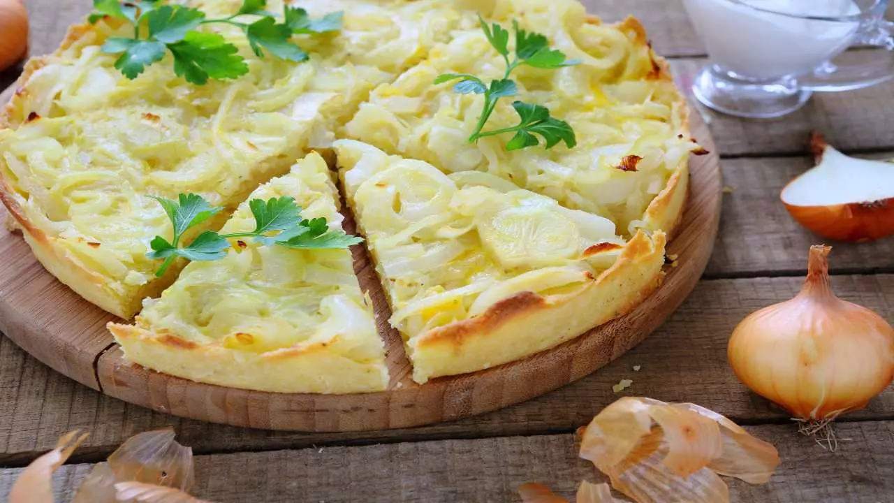 Iitapile kunye ne-onion tart