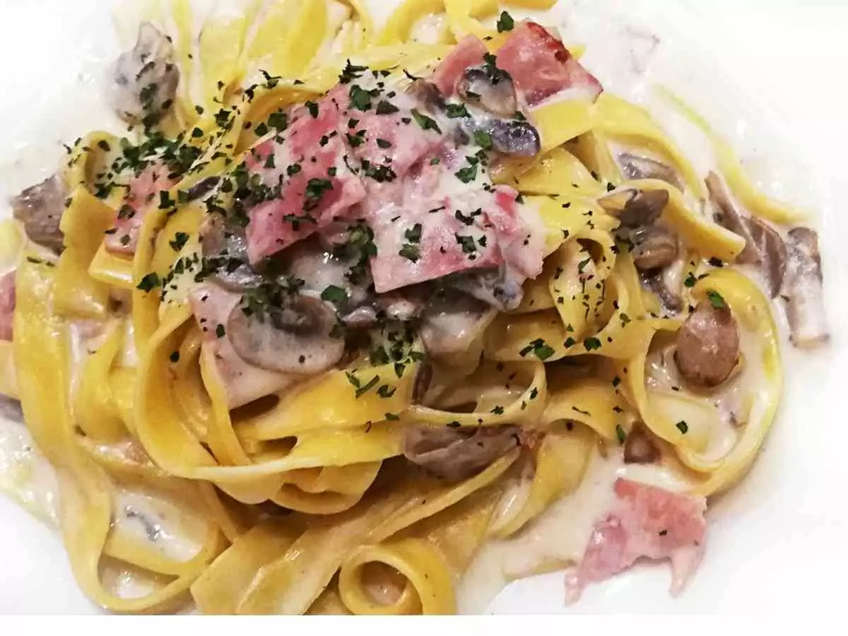 Fettuccine alla boscaiola ከእንጉዳይ እና ከተጠበሰ ካም ጋር: የስፕሪት አሰራር