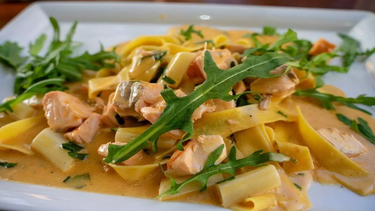 Creamy pappardelle uban sa salmon | Mahumot ug delikado