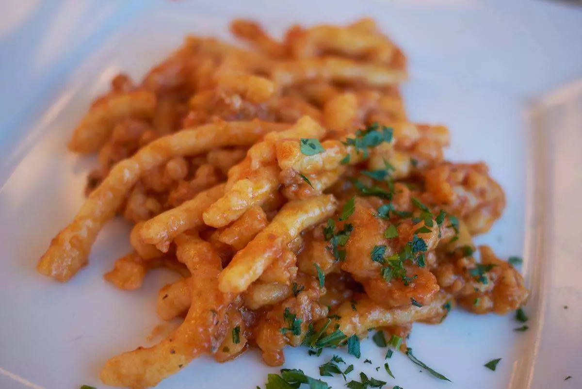 Strozzapreti alla parmigiana, an chéad chúrsa uathúil