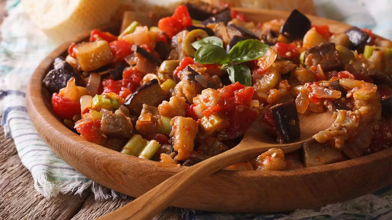 Sicilian caponata nke eggplant, omenala Sicilian ọhụrụ