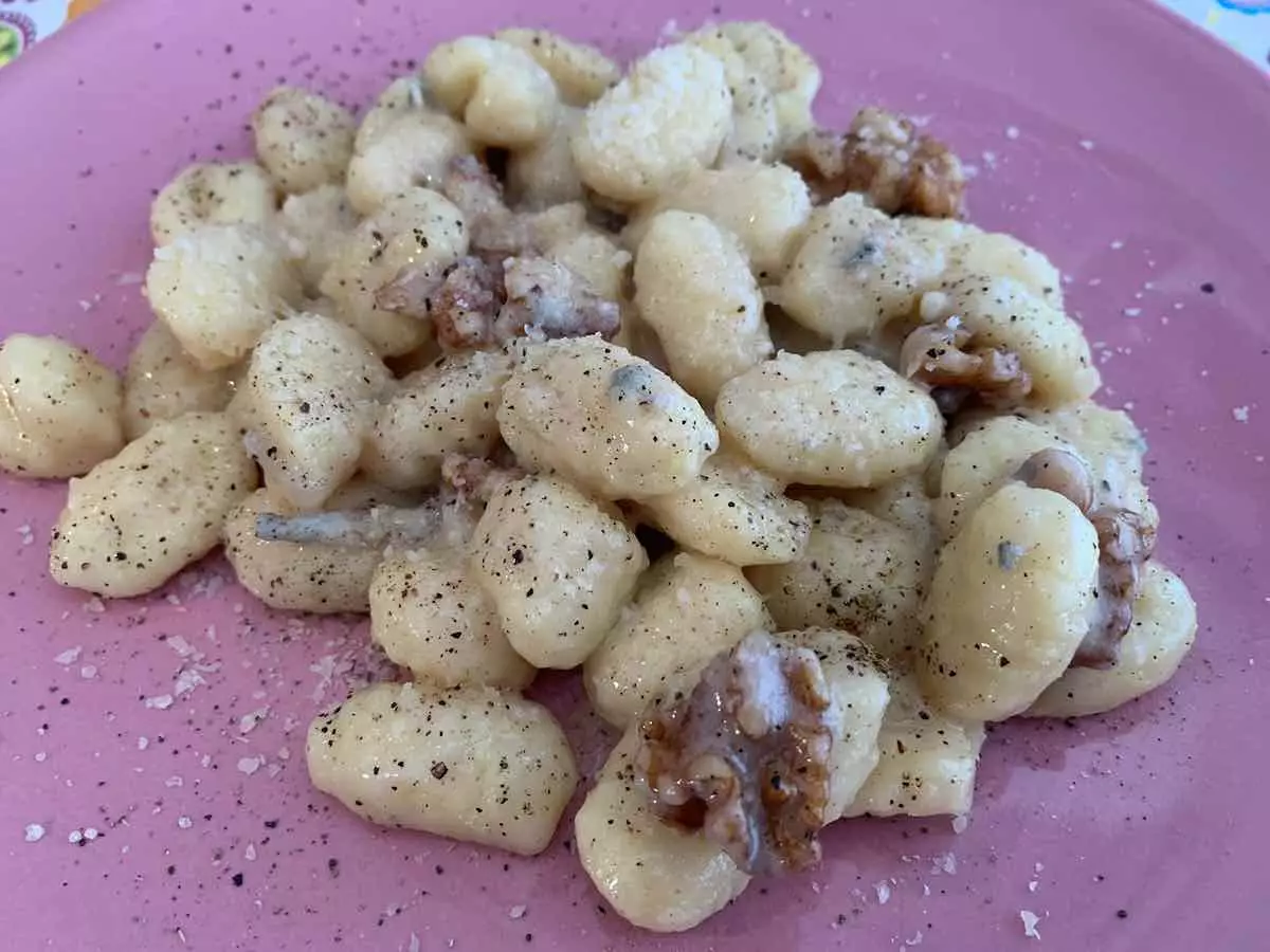 Gnocchi karo gorgonzola lan walnuts. resep-resep video Ricettasprint.it