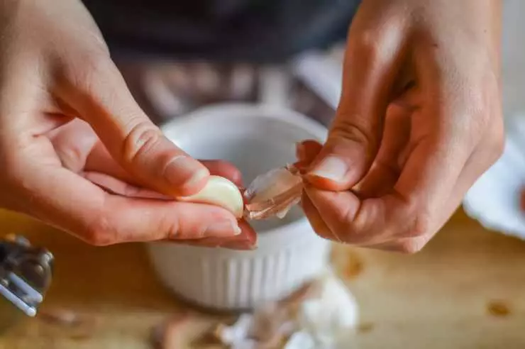 Ανακατέψτε το αλάτι και το σκόρδο μαζί - ριζέτα