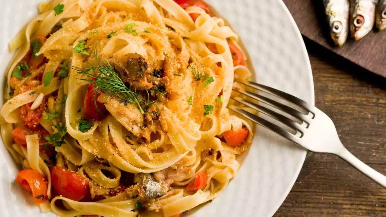 Tagliatelle com sardinha e tomate cereja