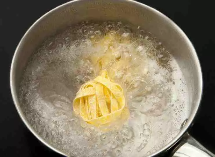 Tagliatelle with sardines and cherry tomatoes | isang talagang sprint na unang kurso 5436_4