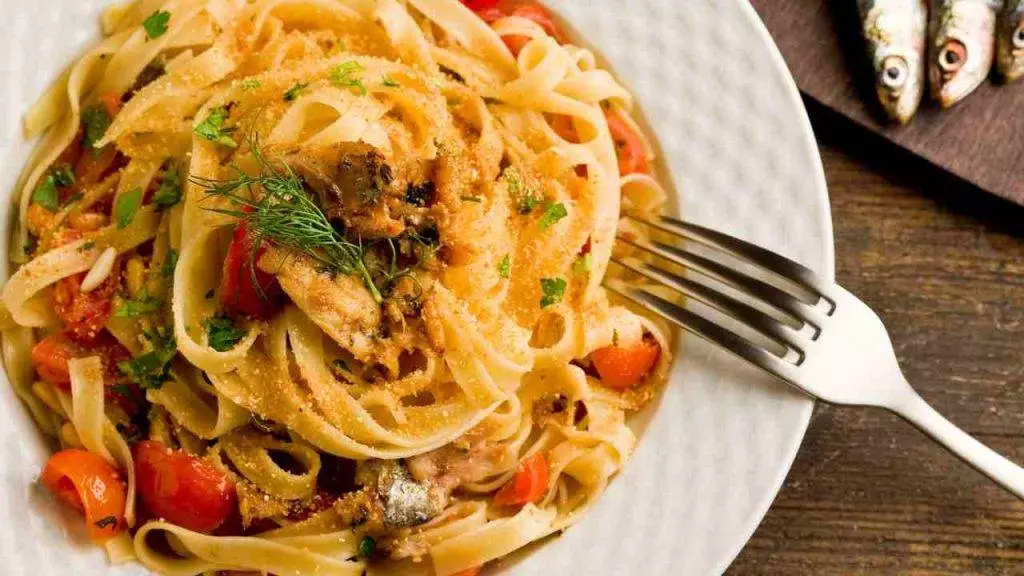 Tagliatelle com sardinha e tomate cereja