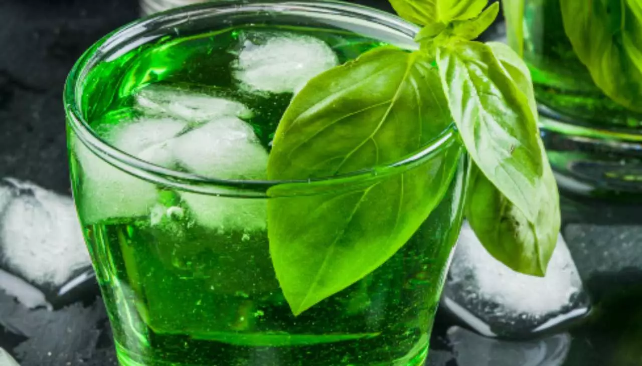 Basil liqueur l د الکولي او بوی هضم لپاره ساده ترکیب