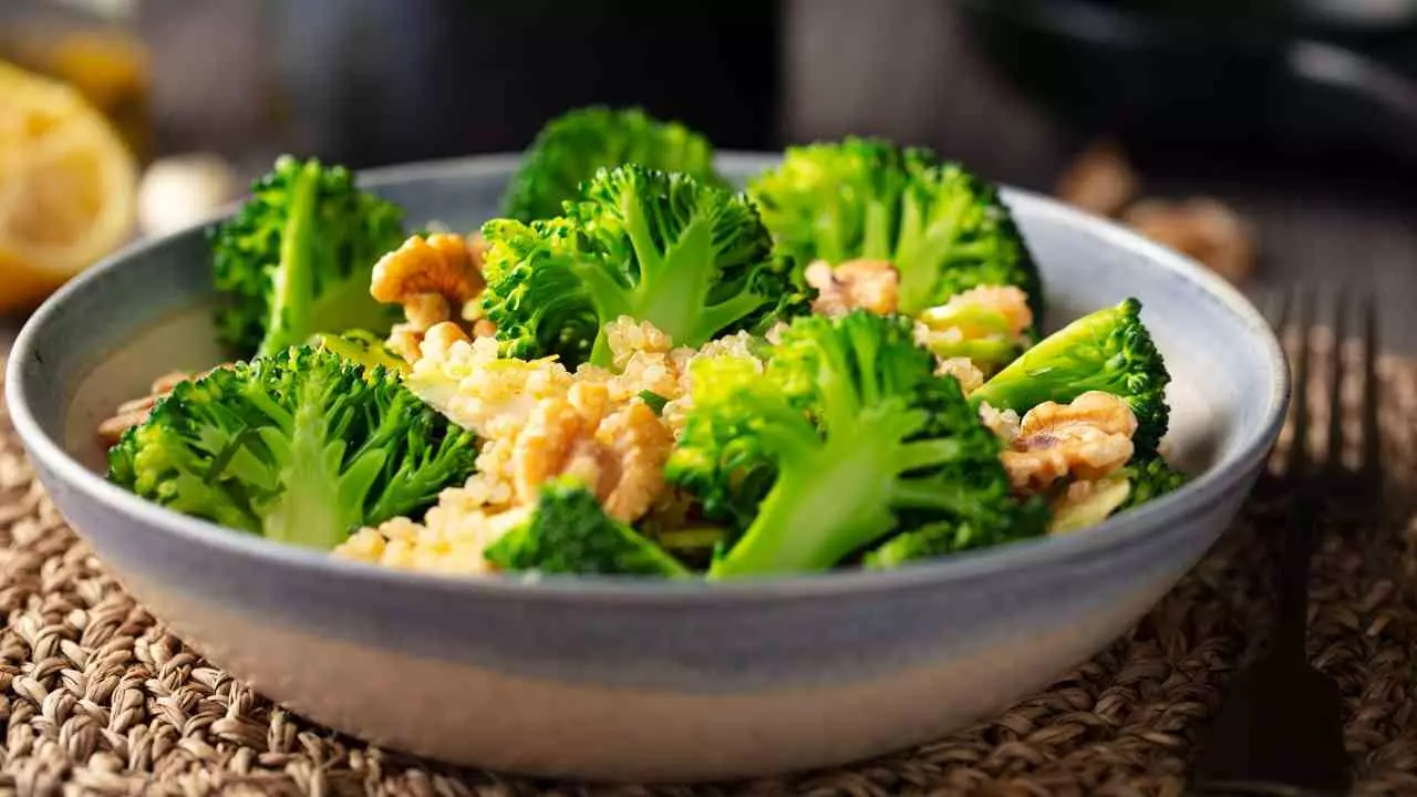 ສະຫຼັດ Broccoli ກັບຜັກບົ່ວແລະ walnuts | ນ້ ຳ ໜັກ ເບົາແລະງ່າຍດາຍທີ່ຈະເຮັດ