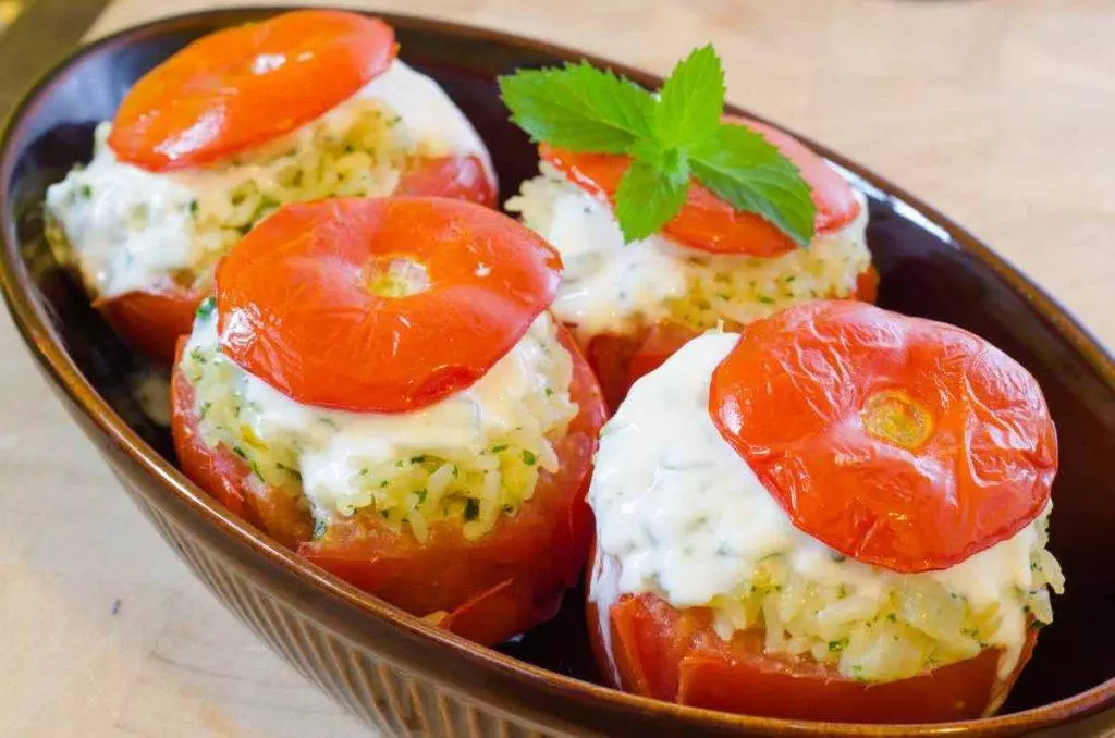 Stuffed tomatoes with rice and mozzarella