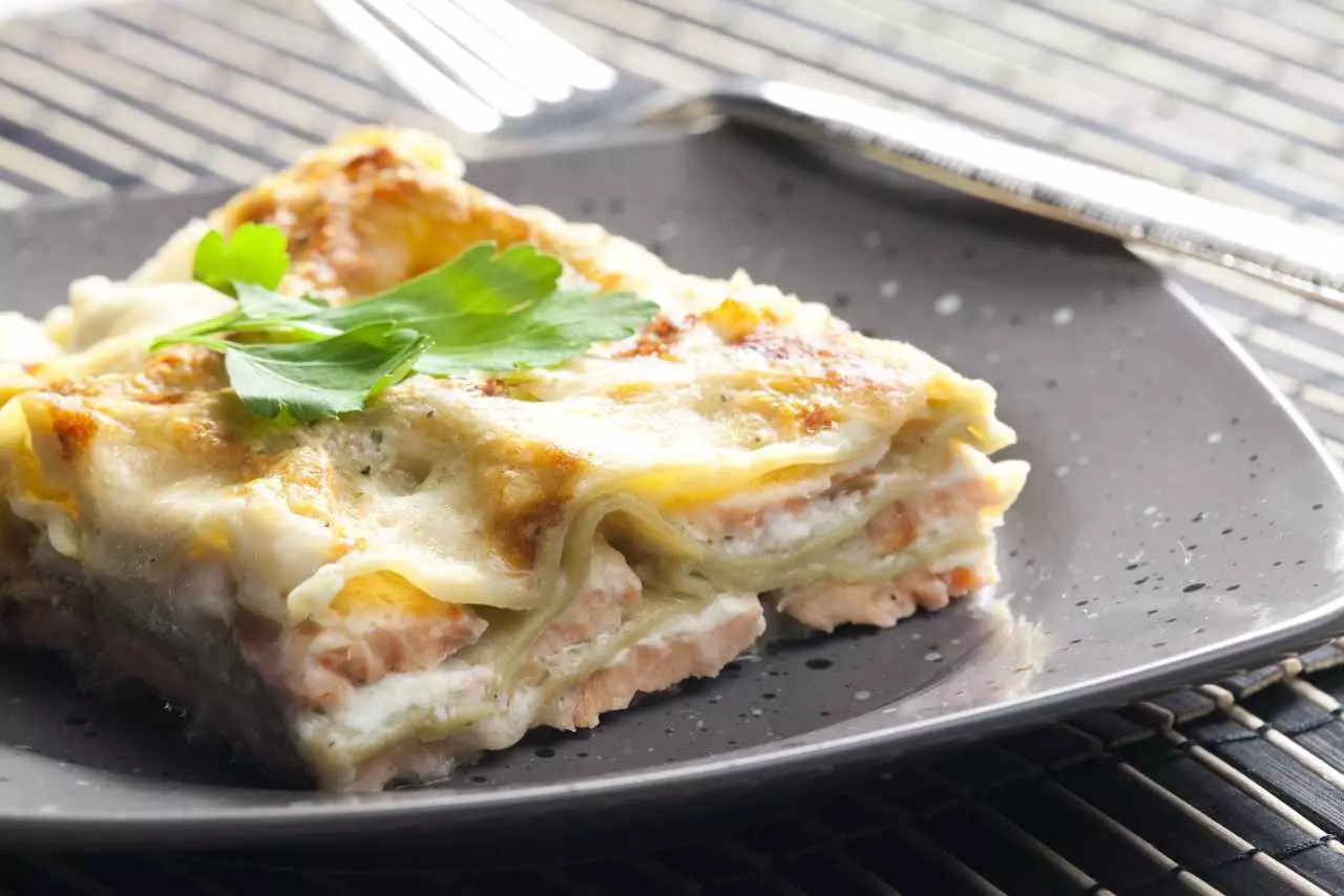 ການກະກຽມສູດ lasagna salmon ທີ່ສູບຢາທີ່ລະອຽດອ່ອນ