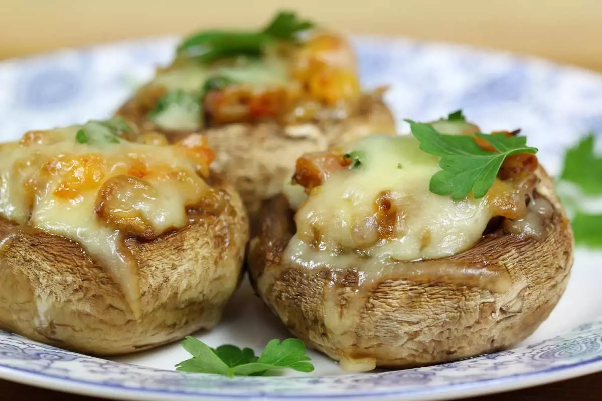 Opgevulde paddestoelen gratinearre, tegearre mei útnoegjende geuren fan 'e bosk