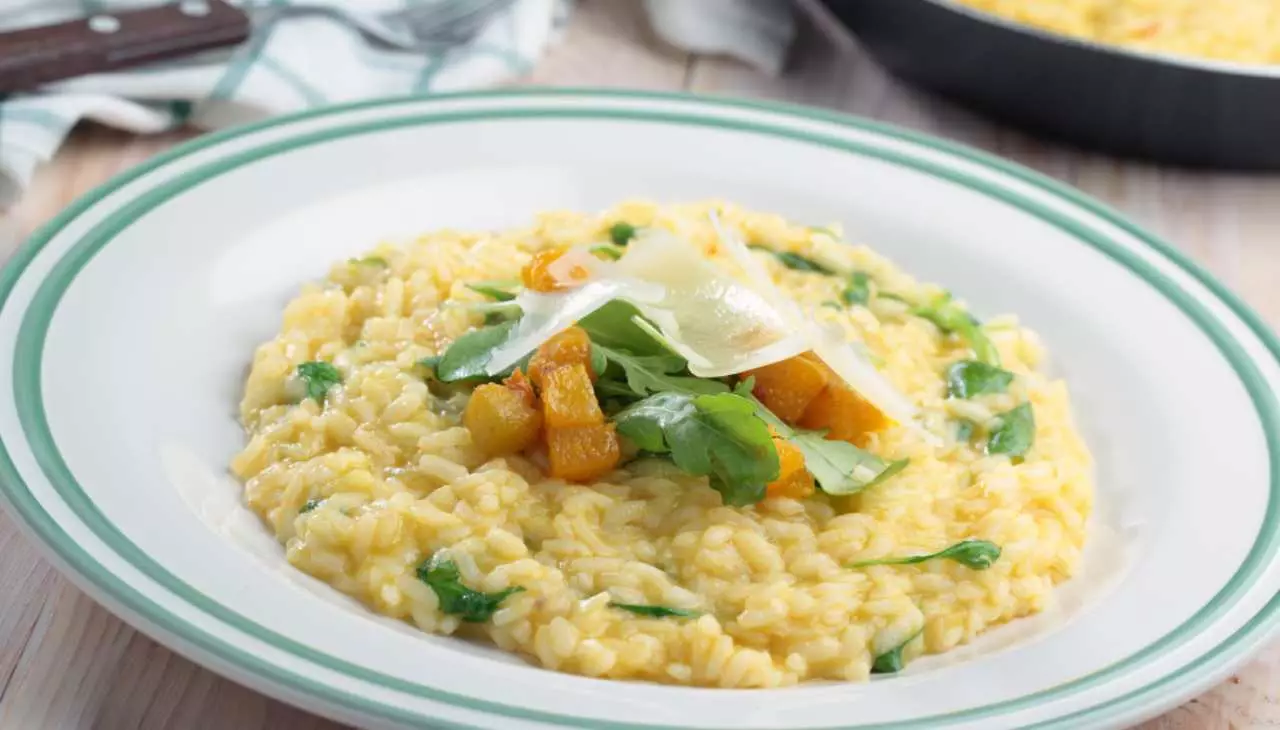 Risotto ກັບ melon ແລະລູກກັບ Parmesan | ຫຼັກສູດທໍາອິດລະດູຮ້ອນທີ່ແຊບ