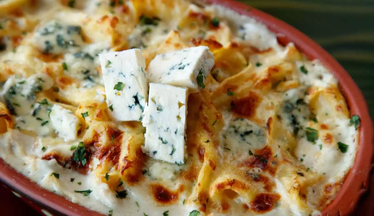 gorgonzola fondue کے ساتھ بیکڈ پاستا | کریمی اور مدعو کرنے والا