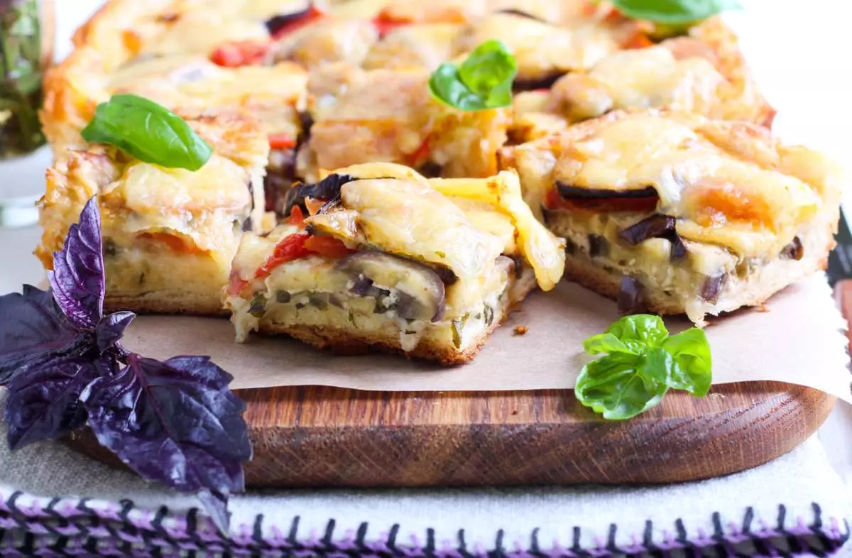 Pizza kapenuhan puff pastry karo eggplant lan mozzarella kaluhuran nyata