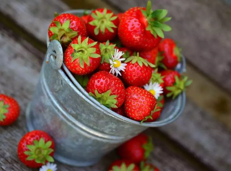 Tart licik kalayan krim bébas endog strawberry - ricettasprint