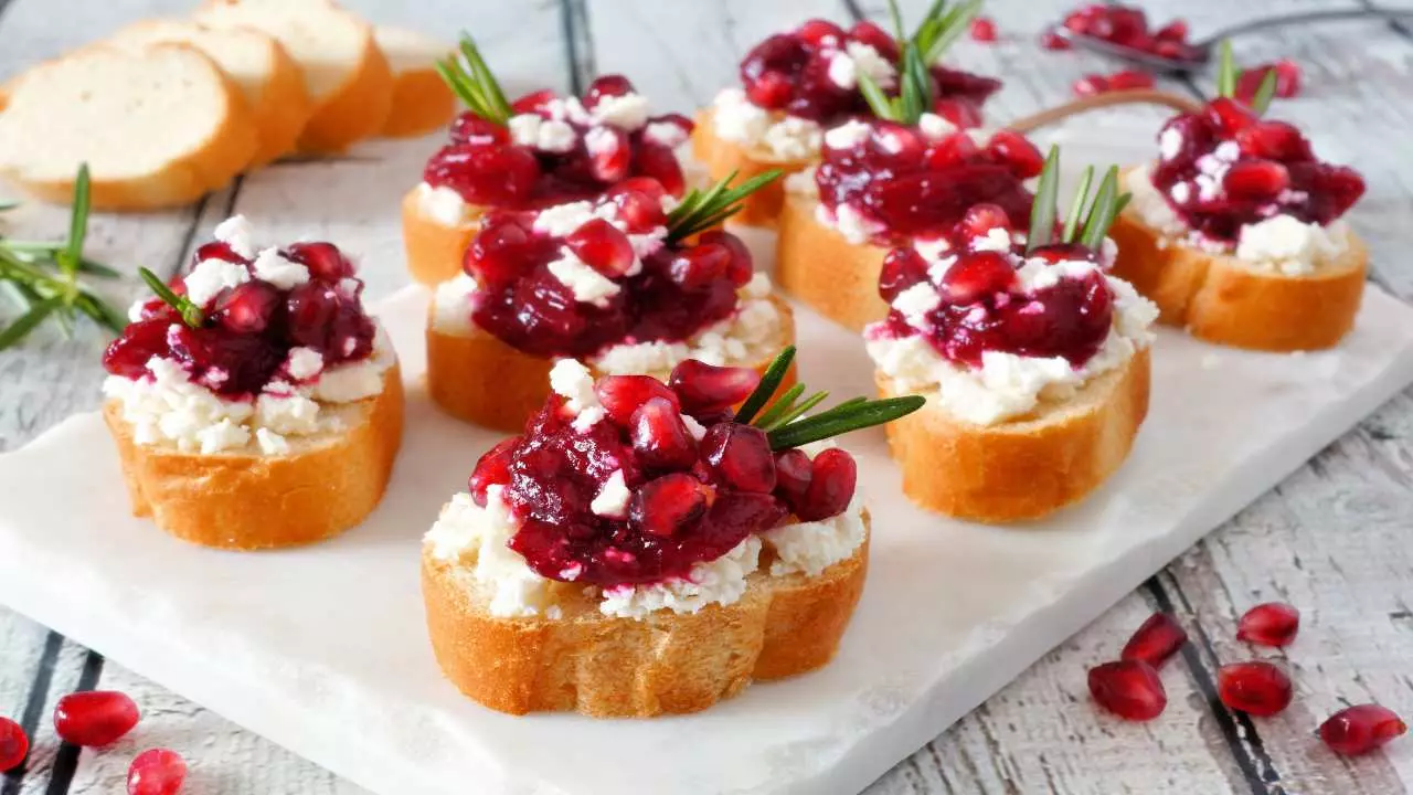 Bread with pomegranate