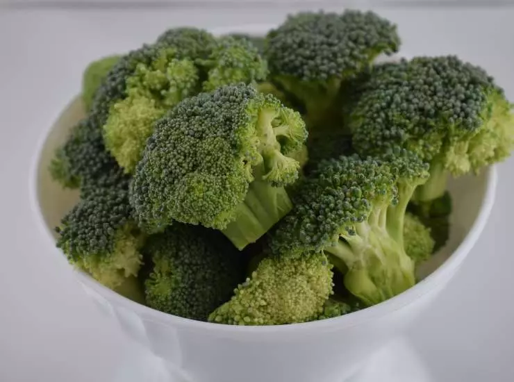 Broccoli wophika ndi mbatata, azitona ndi Cosentina capers - ricettasprint