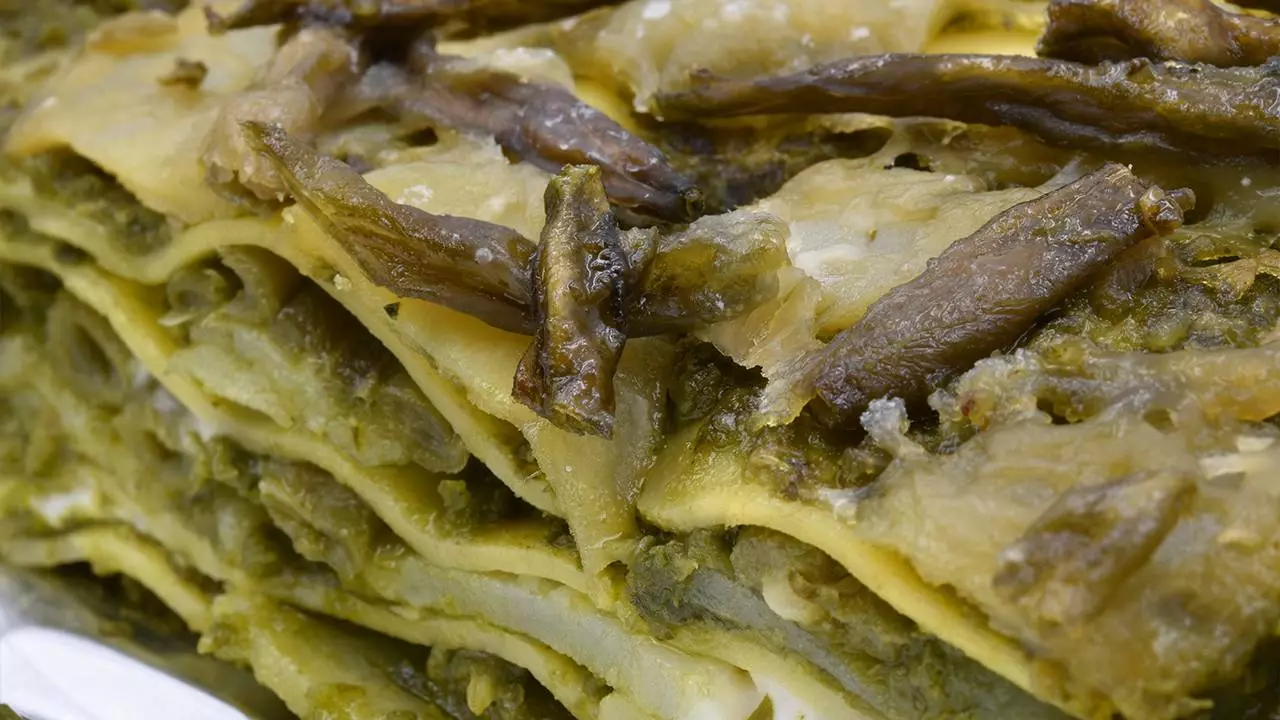 Lasagna miaraka amin'ny fromazy sy dipoavatra miaraka amin'ny artichokes nendasina, dikan-teny vaovao