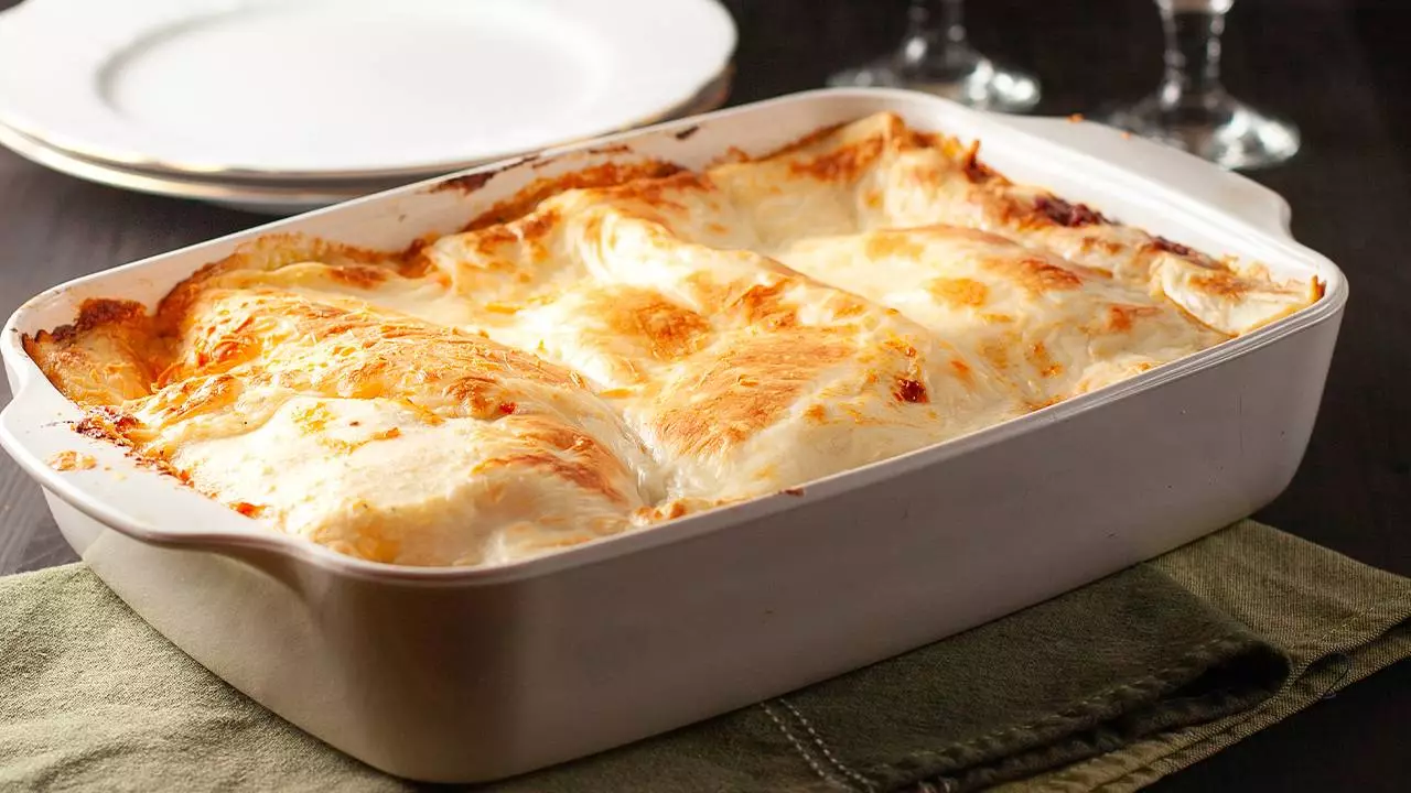 Lasagna ndi ham yophika ndi mozzarella, woyamba kumaliza