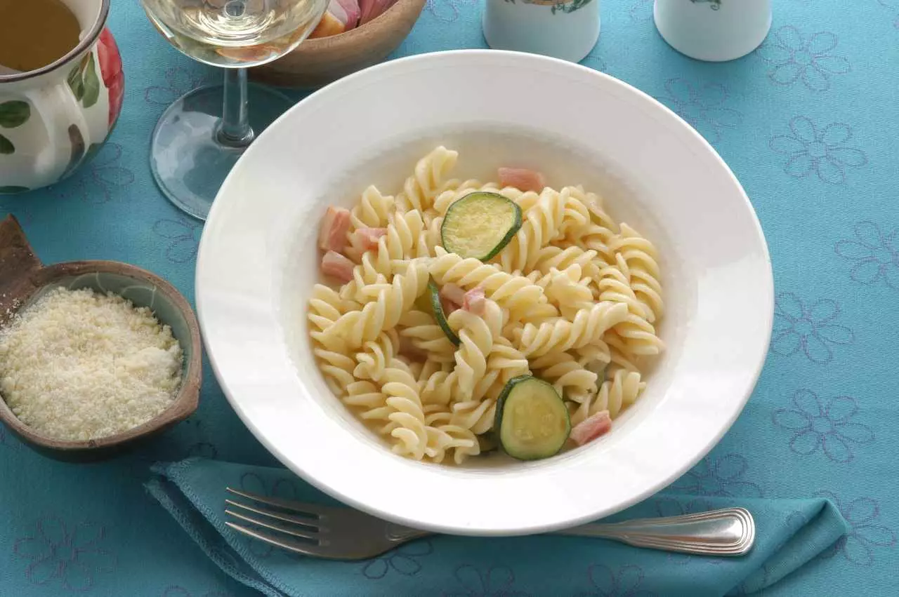 Fusilli zucchini speck និងការរៀបចំរូបមន្ត parmesan