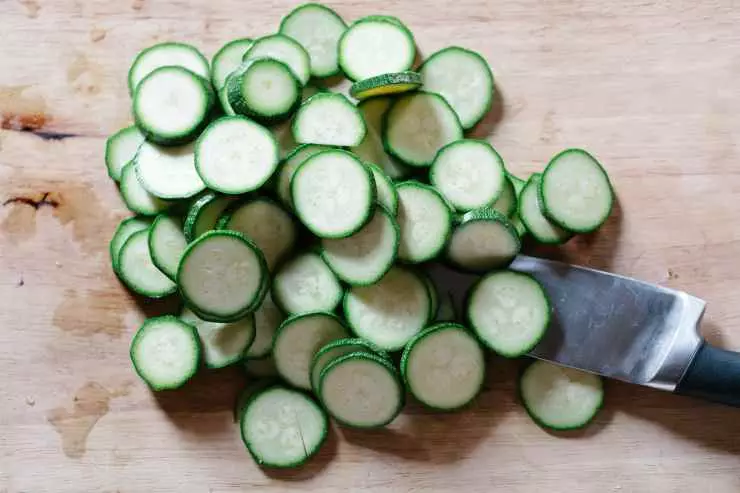 Savory pie na may zucchini at brie - ricettasprint