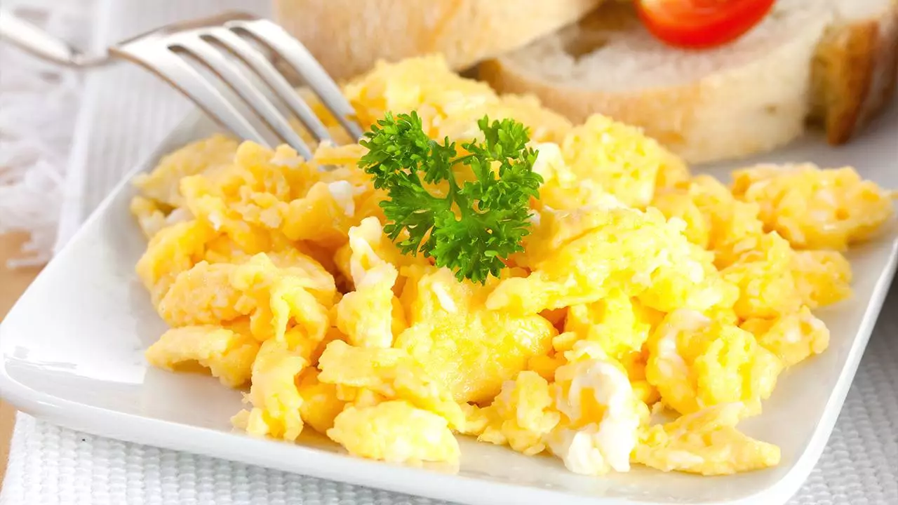 Huevos revueltos y queso fontina
