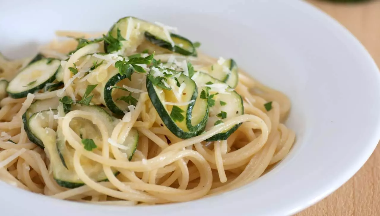 Spaghetti dengan courgettes dengan keju pecorino l Hidangan buruk panas dan cepat