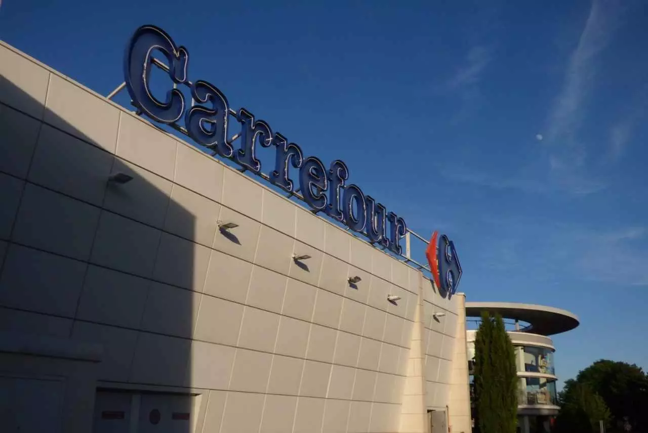 Urgent: pieces of plastic in milk, Carrefour recalls two batches