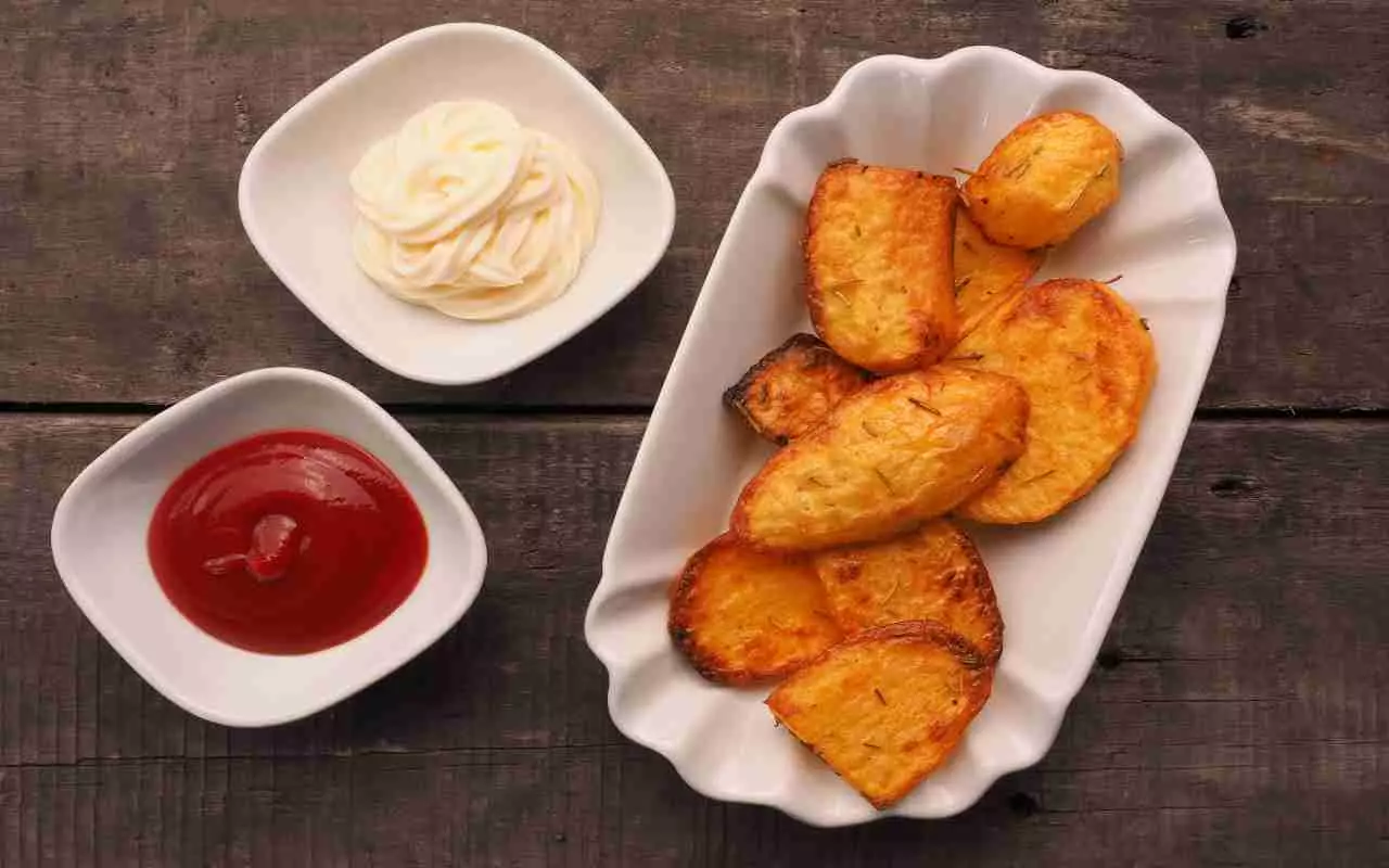 Kartoffeln verwöhnt mit Ketchup und Mayonnaise FOTO Rezeptdruck