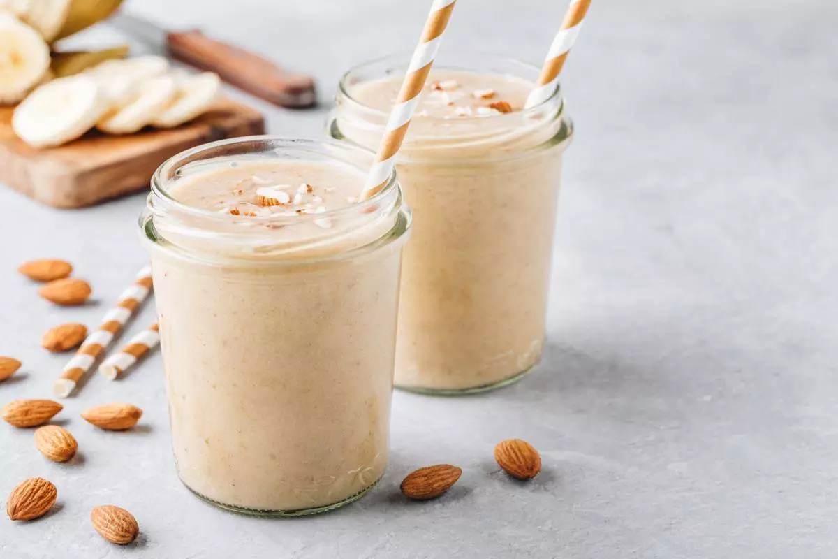 Banana jeung Almond Milkshake, pikeun snack seger jeung ngeunah