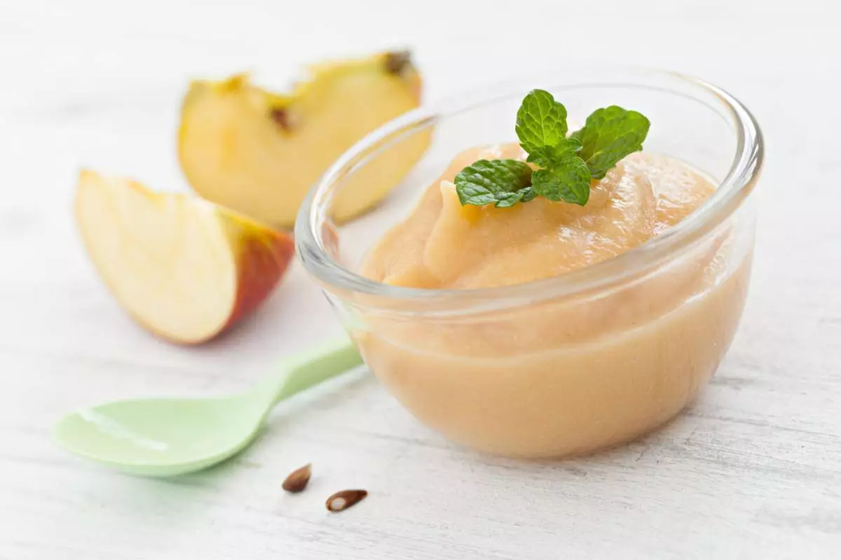 Apple mousse kayan zaki da za a yi aiki bayan abincin dare, mai sauri da sauƙi