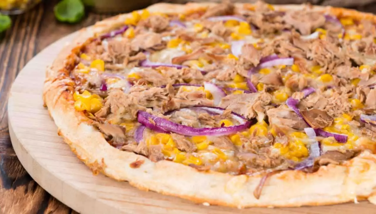 Pizza tat-tonn mingħajr tadam l Appetizing bil-basla ħamra u qamħ