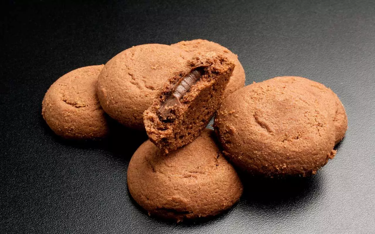 Hazelnut afeno sy mitady | Ny biscuit ho an'ny tsakitsaky tahaka ny nataon'i Benedetta