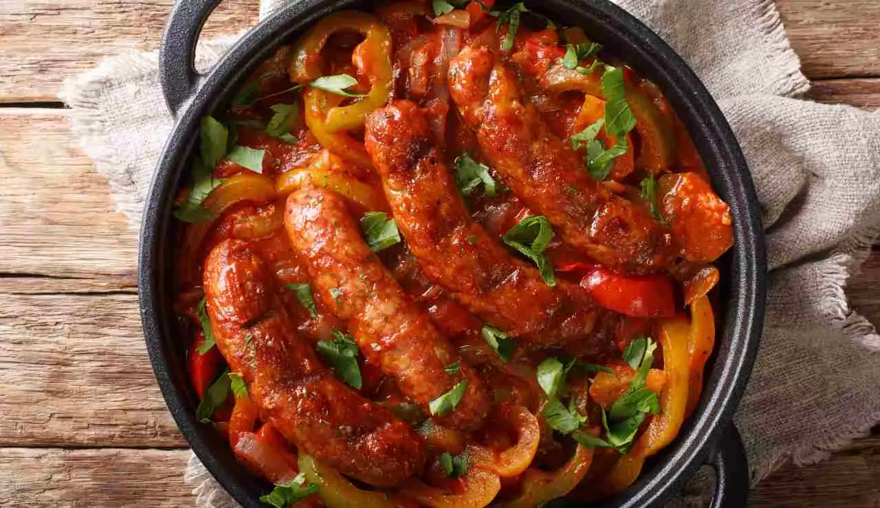 Mga sausage at peppers na may tomato sauce sa isang pan recipe print