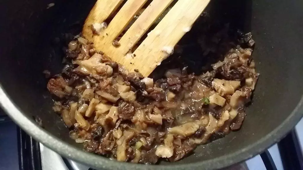 Porcini pasta na soseji na chestnuts, nri mgbụsị akwụkwọ dị mma 5929_4