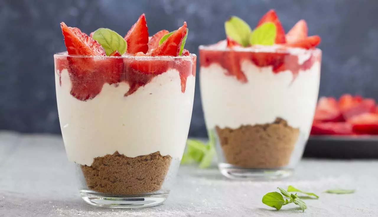 Ricotta cream with strawberries | បង្អែមរួចរាល់ក្នុងរយៈពេល 10 នាទី!