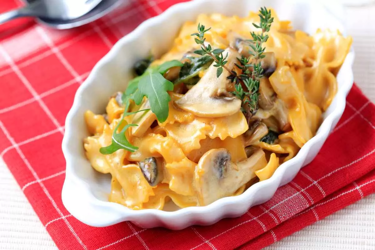 Farfalle s čakankou a hubami gorgonzola, špeciálny prvý chod!