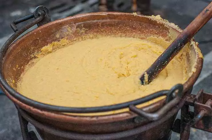 Torta tal-polenta | idea kbira għal pranzu oriġinali u fit-togħma. 6002_2