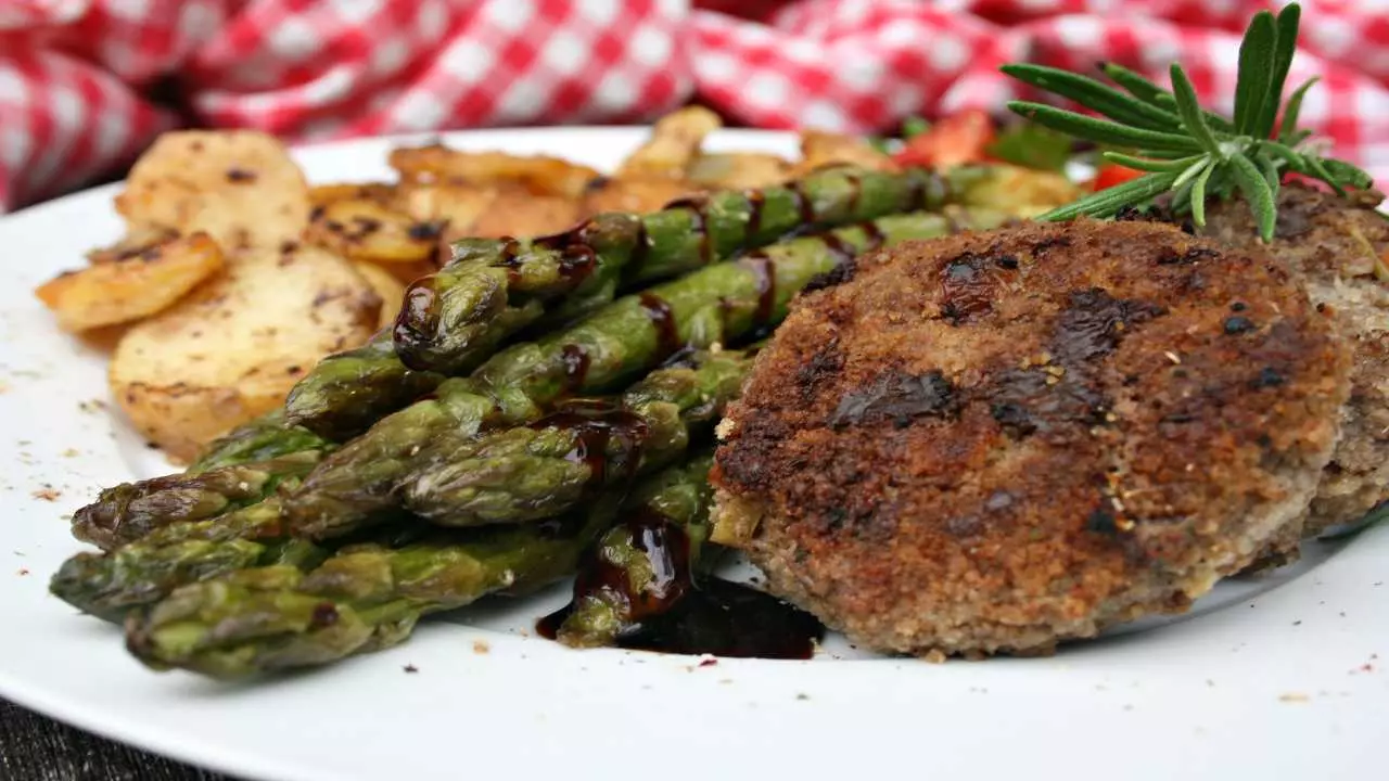 Boulettes de viande braisées aux asperges | Un deuxième plat que tout le monde aime