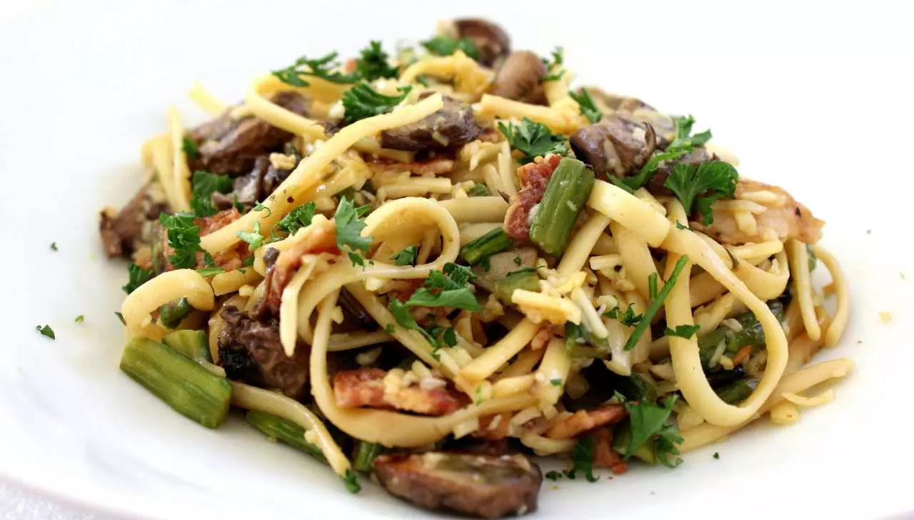 Pasta na mushrooms, anụ ezi na asparagus | Usoro izizi nwere ụtọ pụrụ iche