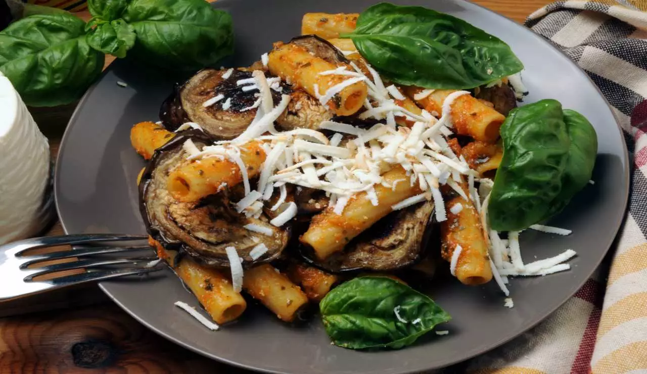 Macchiato pasta ine eggplant uye pecorino chizi | zvakanaka uye nyore kugadzirira 6038_1