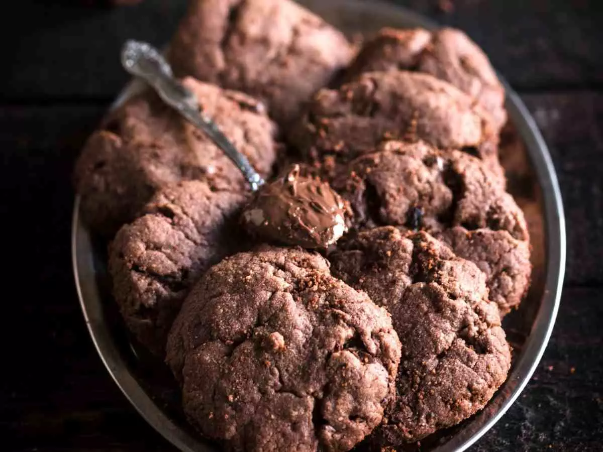 Mmanụ aṅụ na chocolate chestnut ntụ ọka biscuits: zuru okè maka mgbụsị akwụkwọ