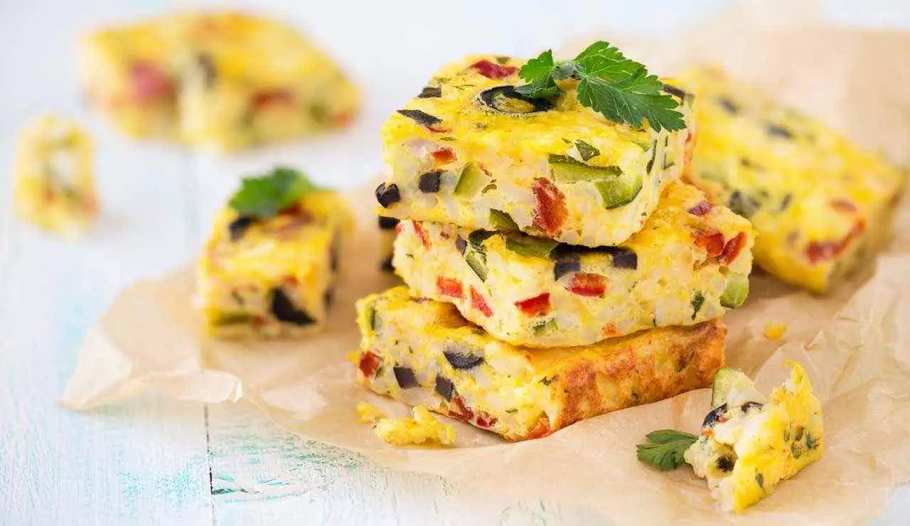 Rice omelette pẹlu ẹran ara ẹlẹdẹ ati awọn courgettes, ohun afikun lenu ika ounje