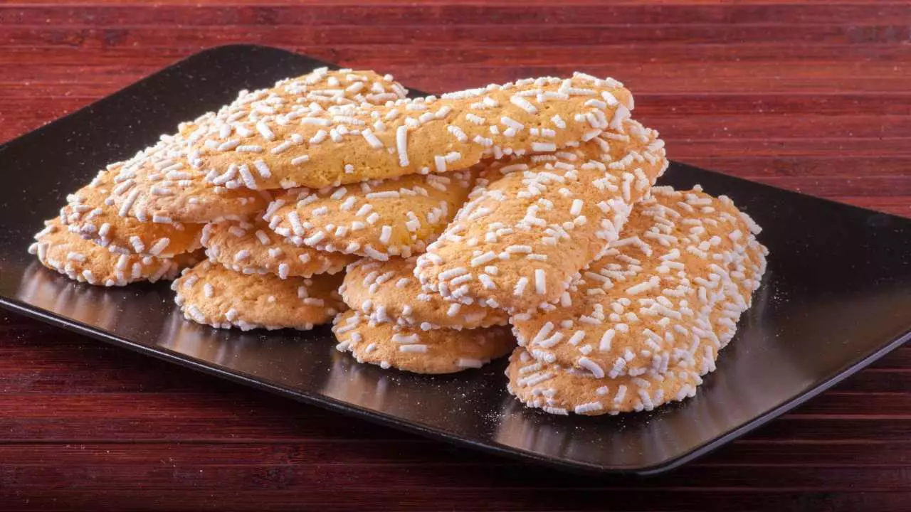 Biscuits with sugar grains