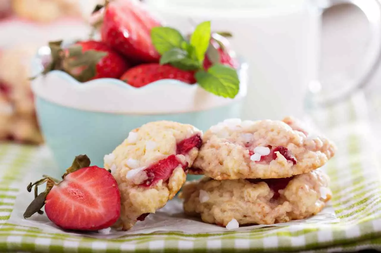 Ingredientes de preparación de receta de galletas de fresa suave