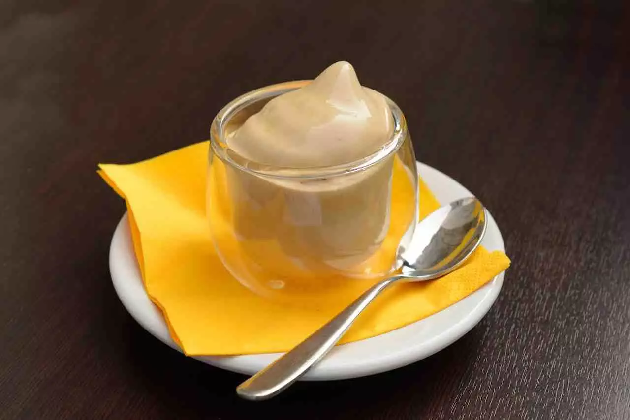 Crema de café con agua fría, postre fresco y bajo en calorías