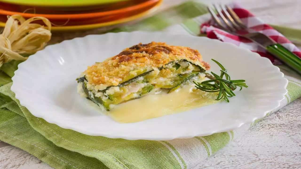 Parmigiana na courgettes na courgette okooko osisi | Tinye bechamel na mozzarella