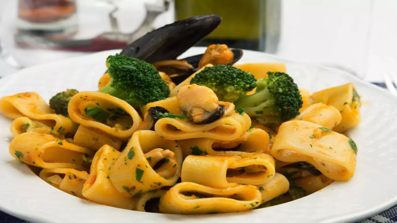 Calamarata broccoli ۽ mussels سان | هڪ مختلف ۽ غير معمولي کاڌو