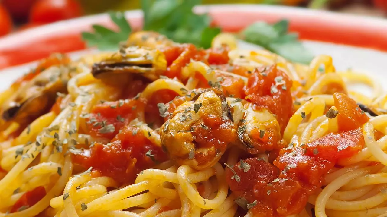 Spaghettoni hamwe na mussel, Cherry inyanya na sosi y'umugati, nibyiza cyane